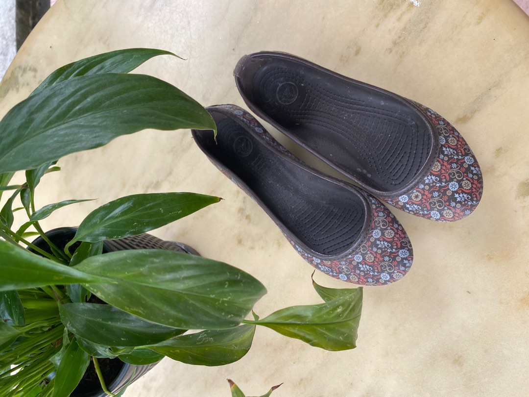 Crocs Flat, Women's Fashion, Footwear, Flats on Carousell
