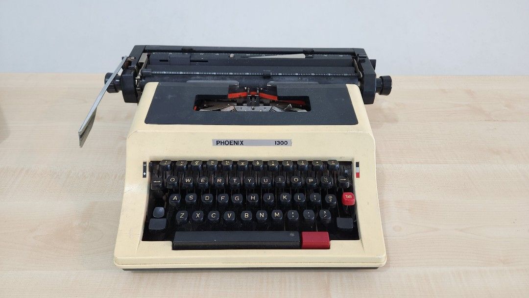 Vintage Phoenix 1300 manual typewriter, Hobbies & Toys, Memorabilia & Collectibles, Vintage ...
