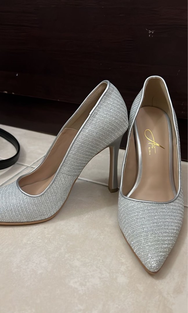 Ari by Olivia, Women's Fashion, Footwear, Heels on Carousell