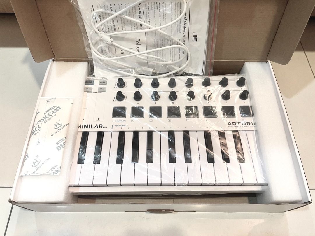 Arturia MiniLab MKII 主控鍵盤 MIDI 控制器 鍵盤 經典白 MK2 25鍵, 書籍、休閒與玩具, 樂器、音樂相關 ...