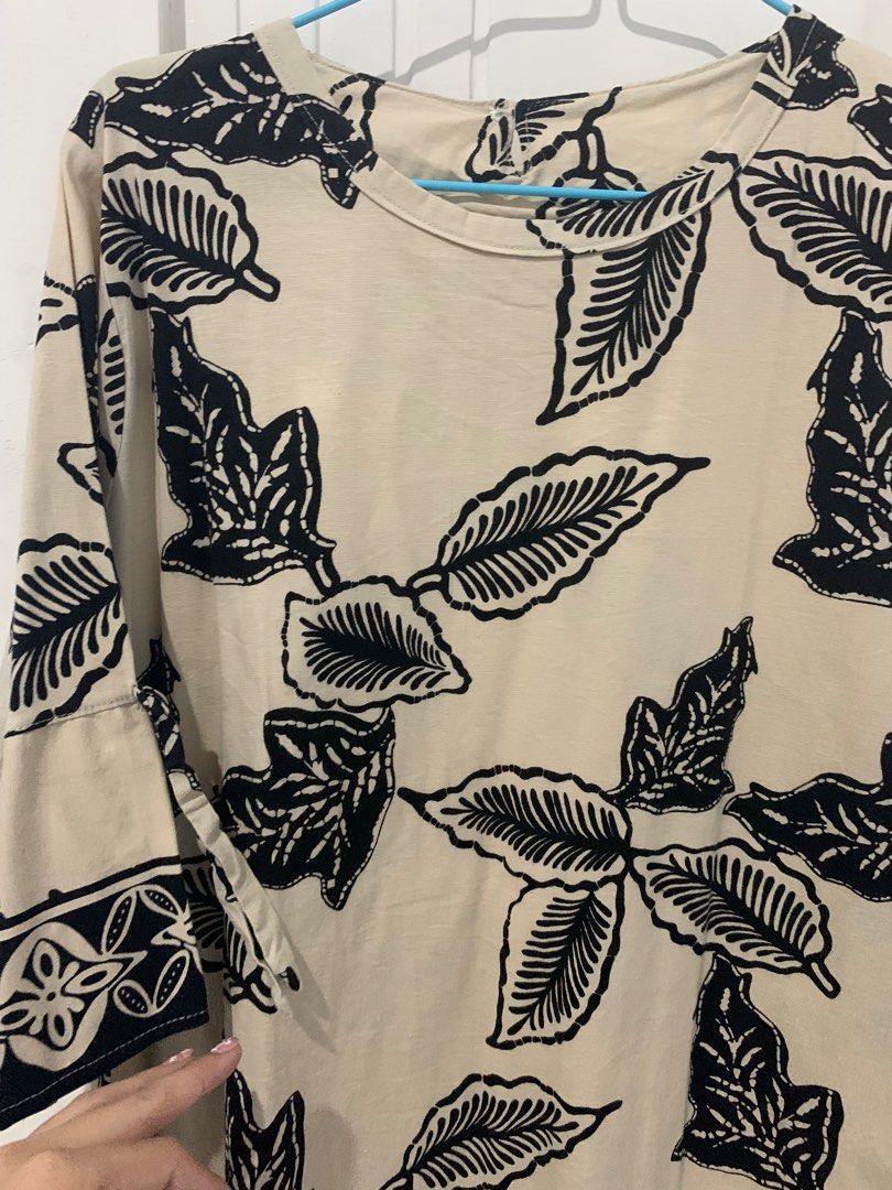 Baju batik motif daun, Fesyen Wanita, Pakaian Wanita, Atasan di Carousell