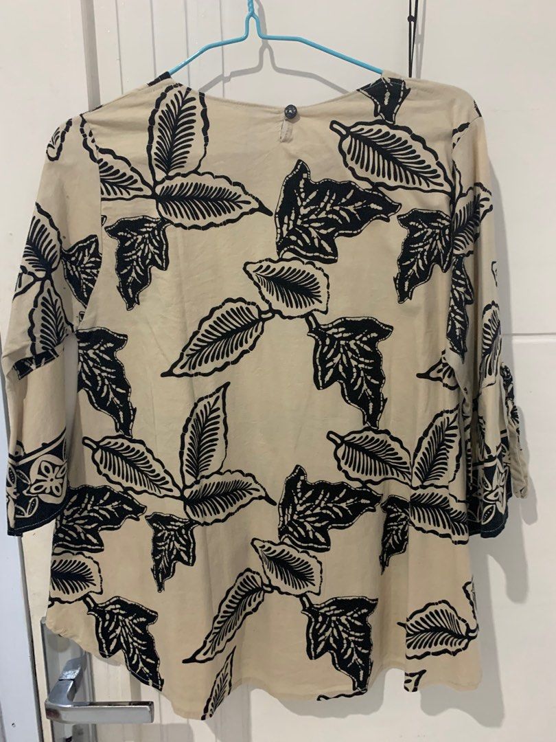 Baju batik motif daun, Fesyen Wanita, Pakaian Wanita, Atasan di Carousell
