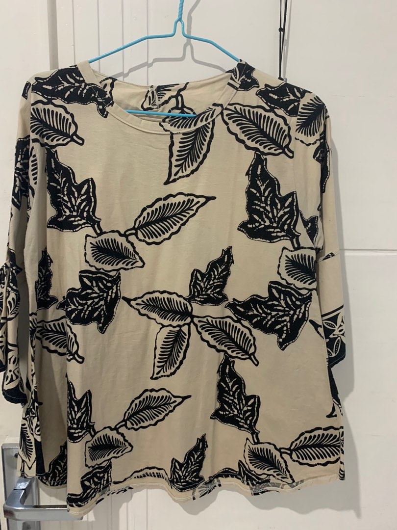 Baju batik motif daun, Fesyen Wanita, Pakaian Wanita, Atasan di Carousell