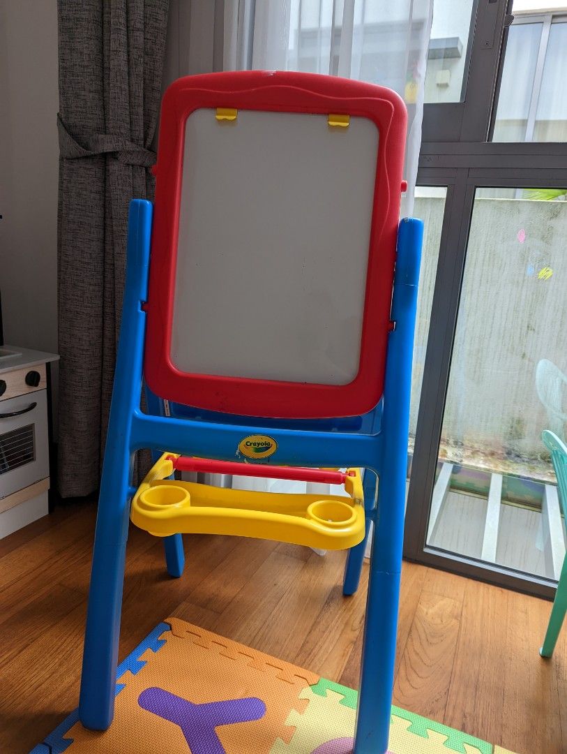 Crayola Easel, Hobbies & Toys, Toys & Games on Carousell