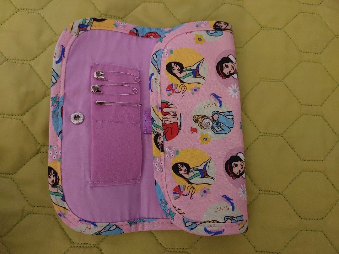 Disney Classics Haberdashery Wrap Sewing Kit 5, Women's Fashion ...