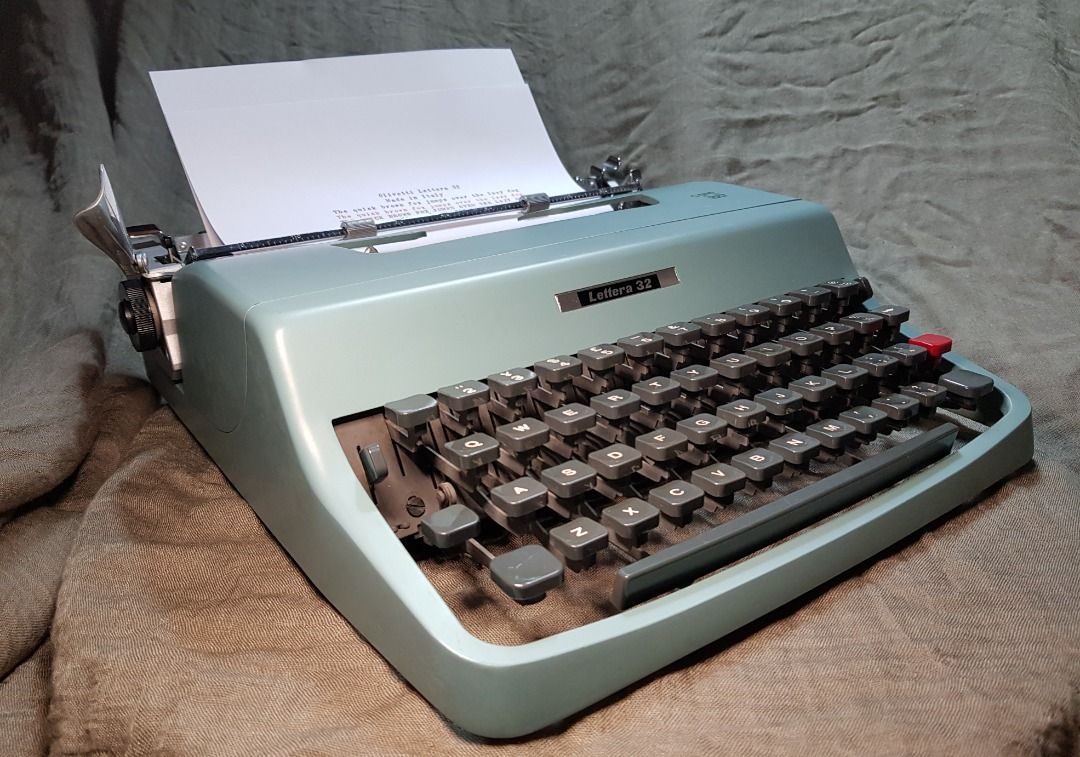 Made in ITALY Olivetti Lettera 32 Portable typewriter, Hobbies & Toys ...