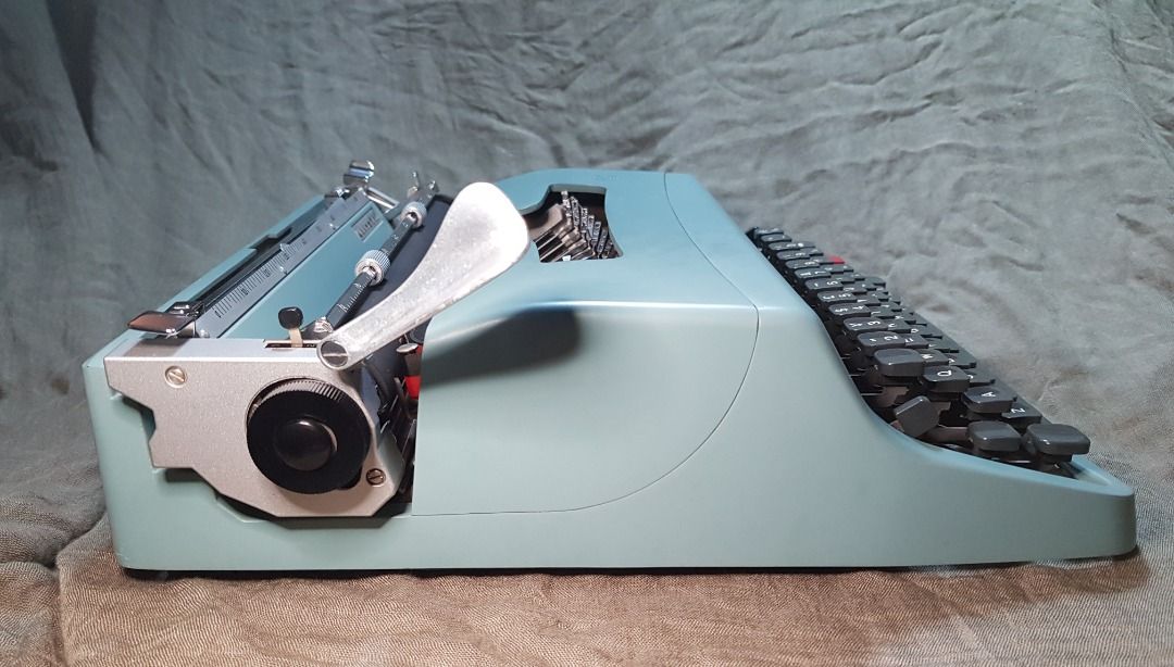 Made in ITALY Olivetti Lettera 32 Portable typewriter, Hobbies & Toys ...