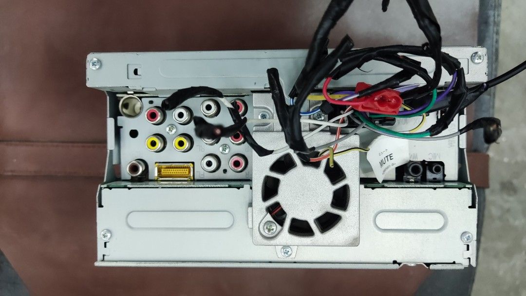 PIONEER AVH-Z2050BT, 汽車配件, 改裝、內外零件 - Carousell