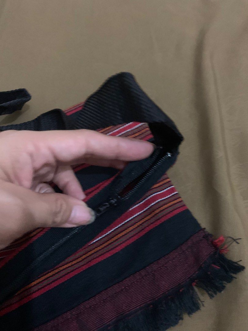 Tas motif garis merah, Fesyen Wanita, Tas & Dompet di Carousell