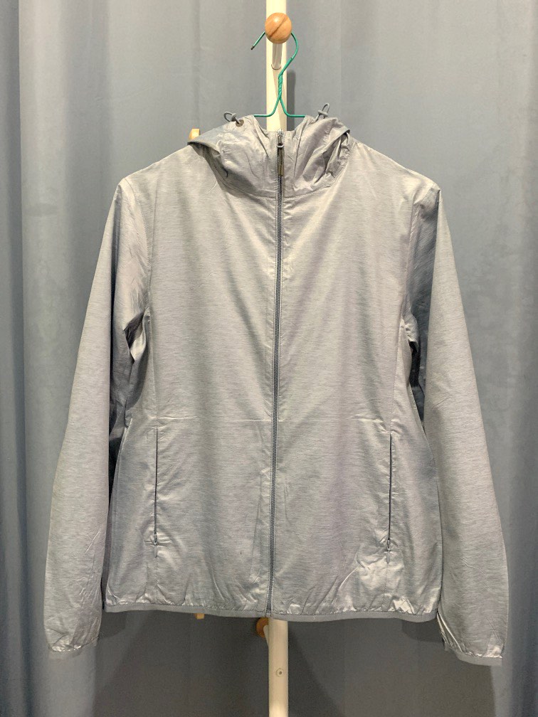 UNIQLO RUNNING LIGHT SERIES, Fesyen Wanita, Pakaian Wanita, Baju Luaran ...