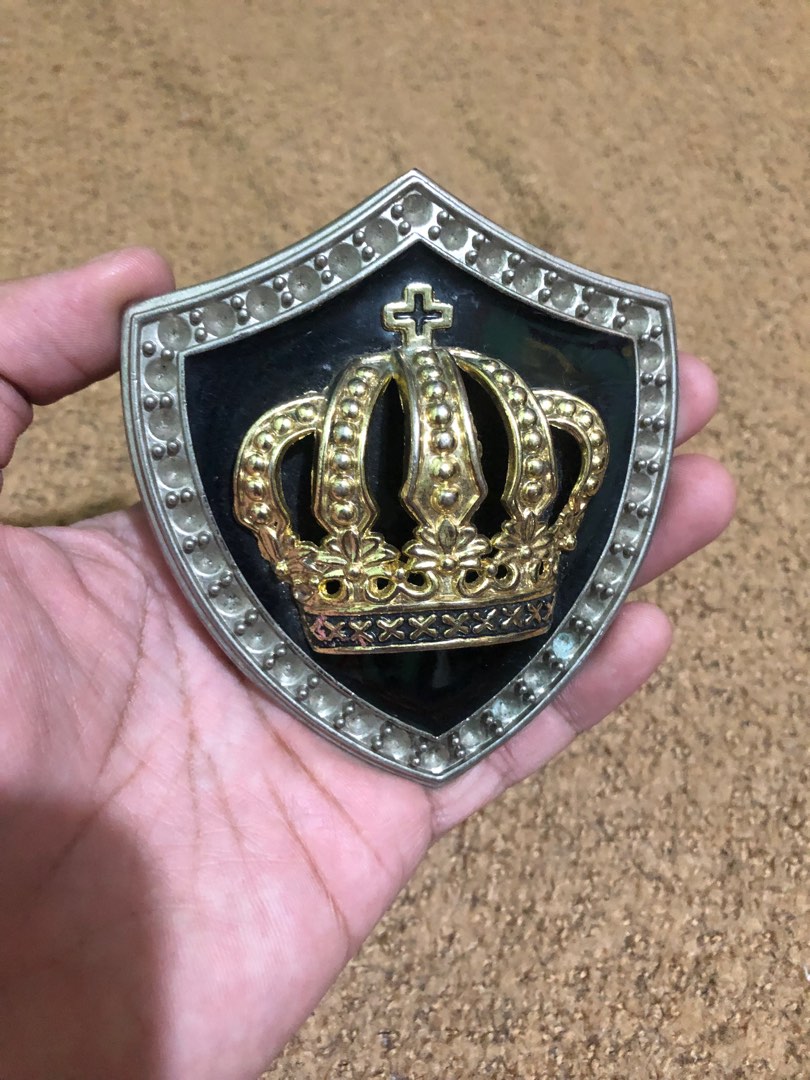 Vintage Large crown insignia crest belt buckle on Carousell