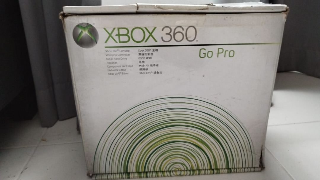 Xbox 360 pro white with 2 games and 2 controllers, Video Gaming, Video ...