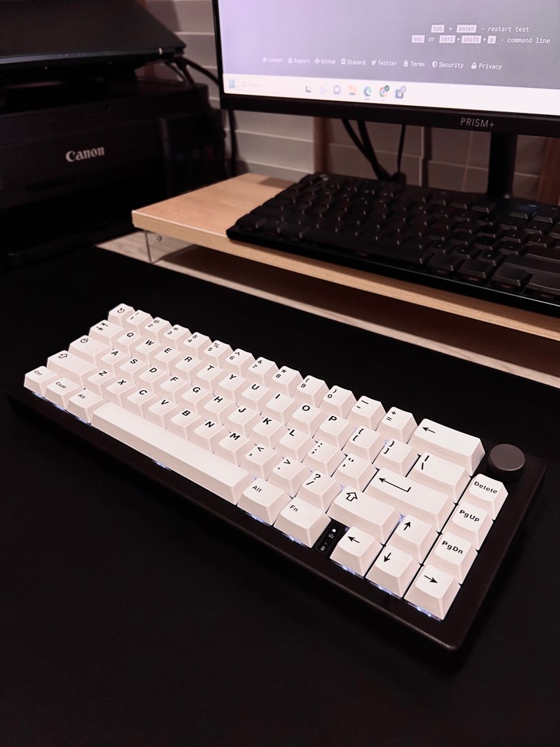65% custom mechanical keyboard (WOB white keycaps) (Banana split switches), Computers & Tech ...