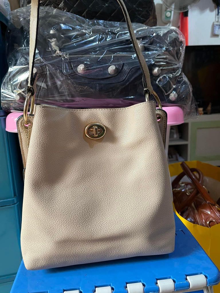 Coc bucket, Fesyen Wanita, Tas & Dompet di Carousell