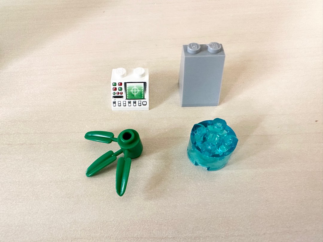 LEGO Pieces Plant Trans-Light Blue Round 2x2 Slope Computer 2x2 Grey ...