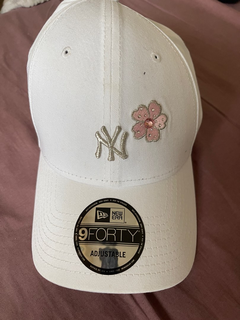 New Era x Swarovski limited edition cap, 女裝, 運動服裝 - Carousell