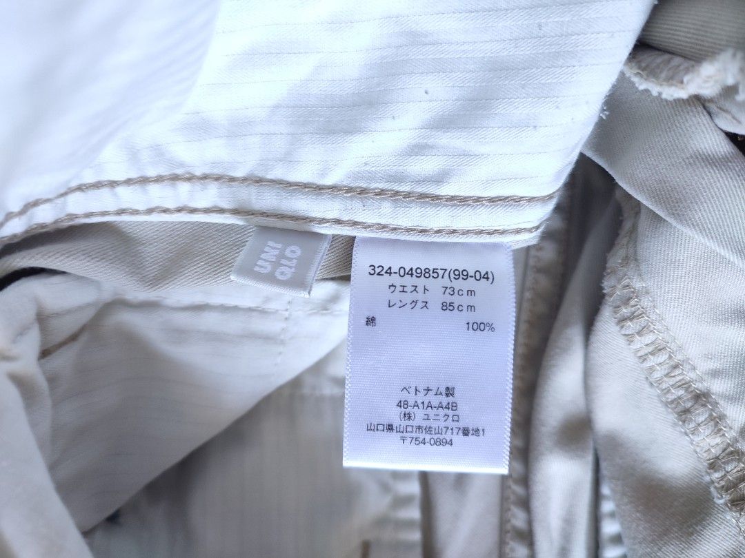 Chinios Uniqlo standar, Fesyen Pria, Pakaian , Bawahan di Carousell