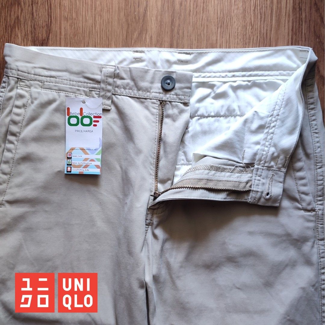 Chinios Uniqlo standar, Fesyen Pria, Pakaian , Bawahan di Carousell