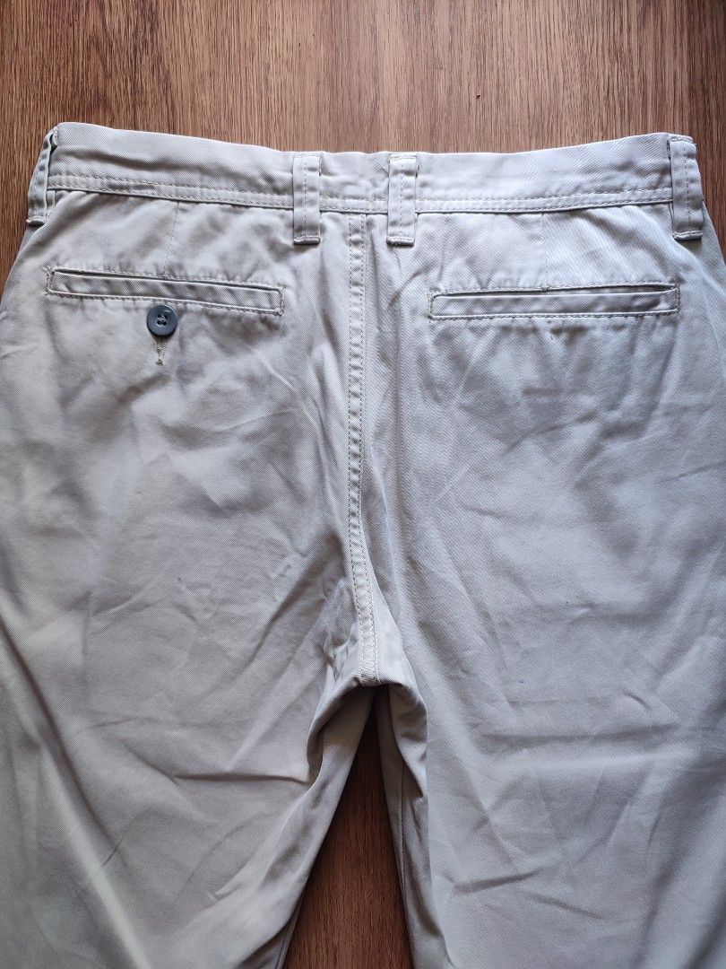 Chinios Uniqlo standar, Fesyen Pria, Pakaian , Bawahan di Carousell