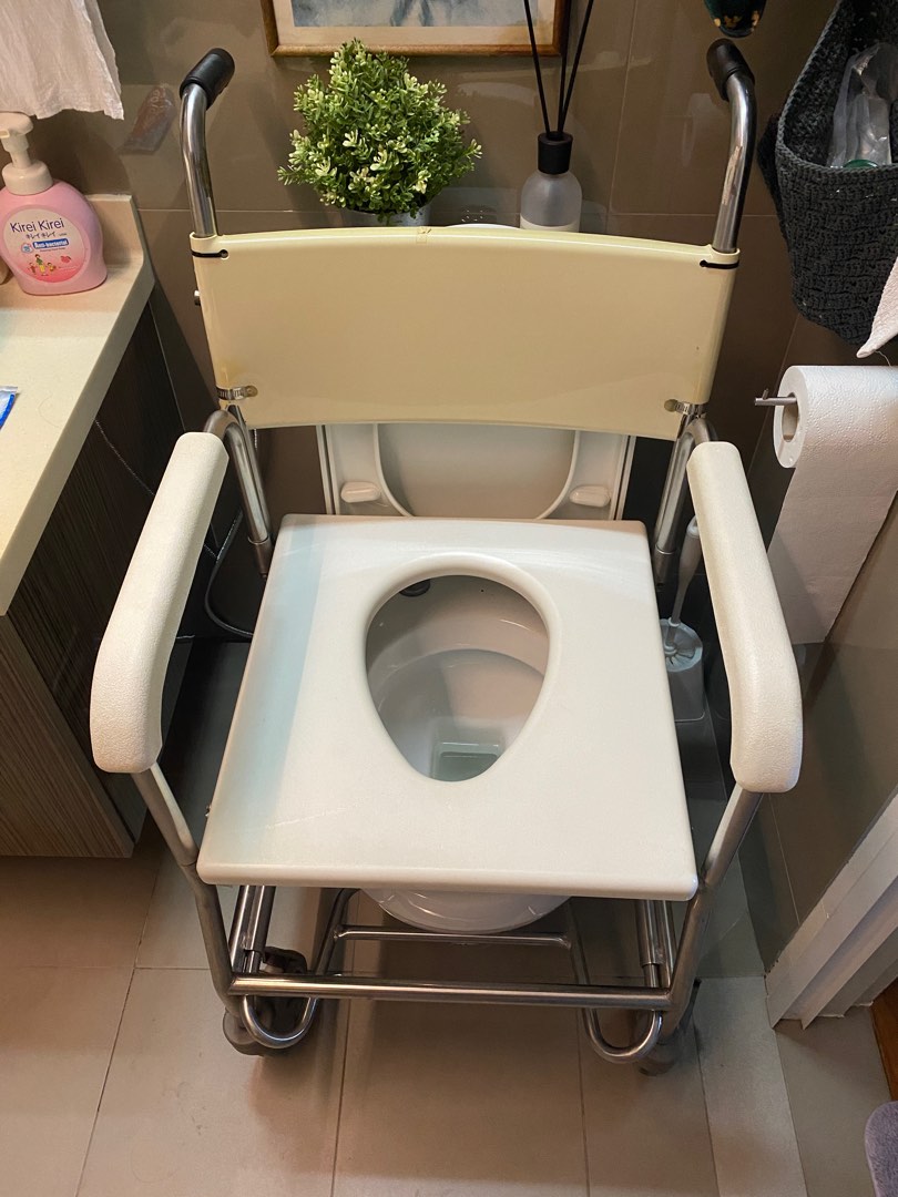 COMMODE WITH WHEELS & LOCK, Health & Nutrition, Assistive ...