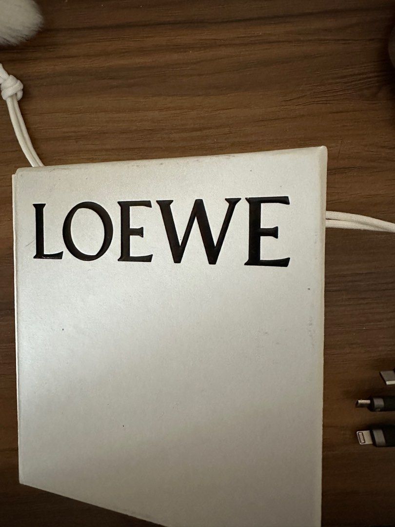 Loewe, 名牌, 手袋及銀包 - Carousell