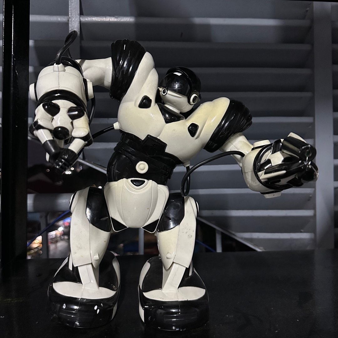Robot toy, Hobbies & Toys, Toys & Games on Carousell