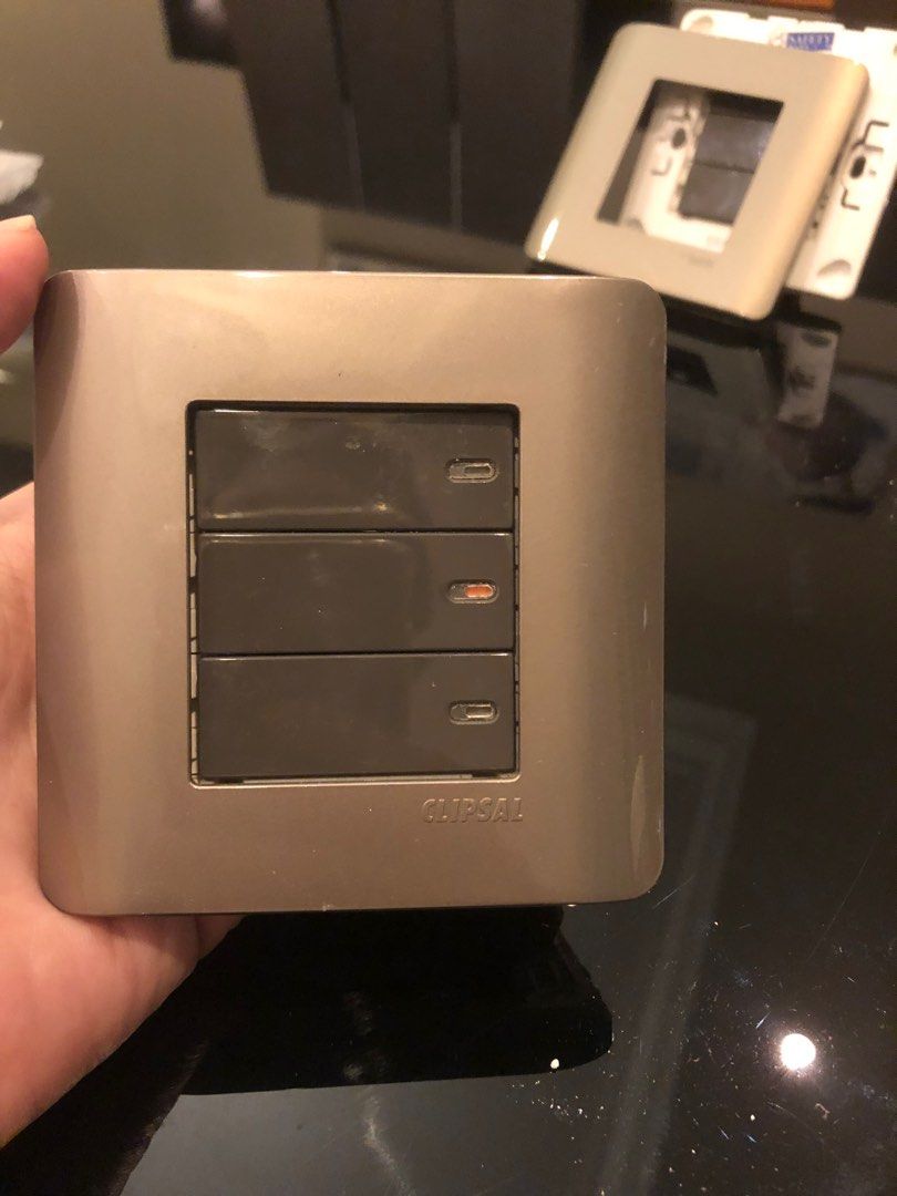 Schneider Electric Clipsal ZENcelo 3 gang flat switch with Onindicator ...