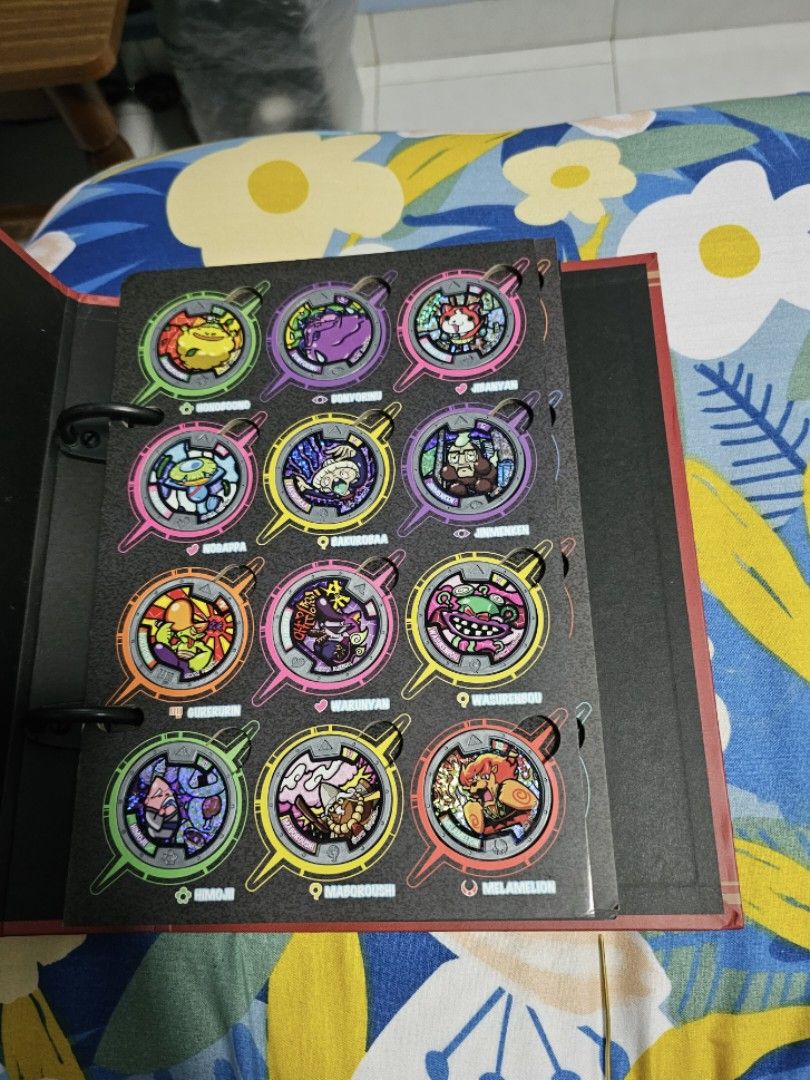 Yokai Watch folder and medals (Vol 1) Medals included with the folder ...