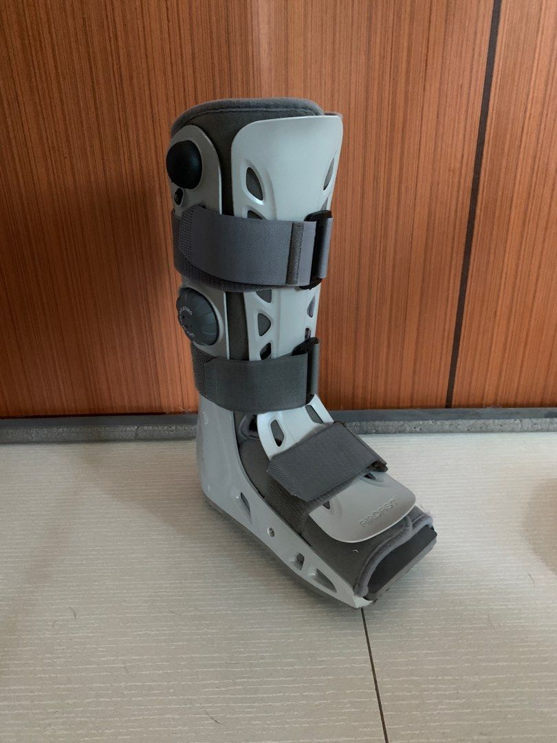 Aircast boot (left foot), Health & Nutrition, Assistive & Rehabilatory ...