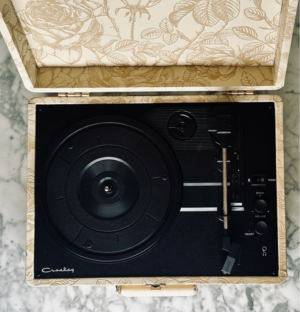 Crosley Cruiser Deluxe Turntable CR8005U, Audio, Portable Music Players ...