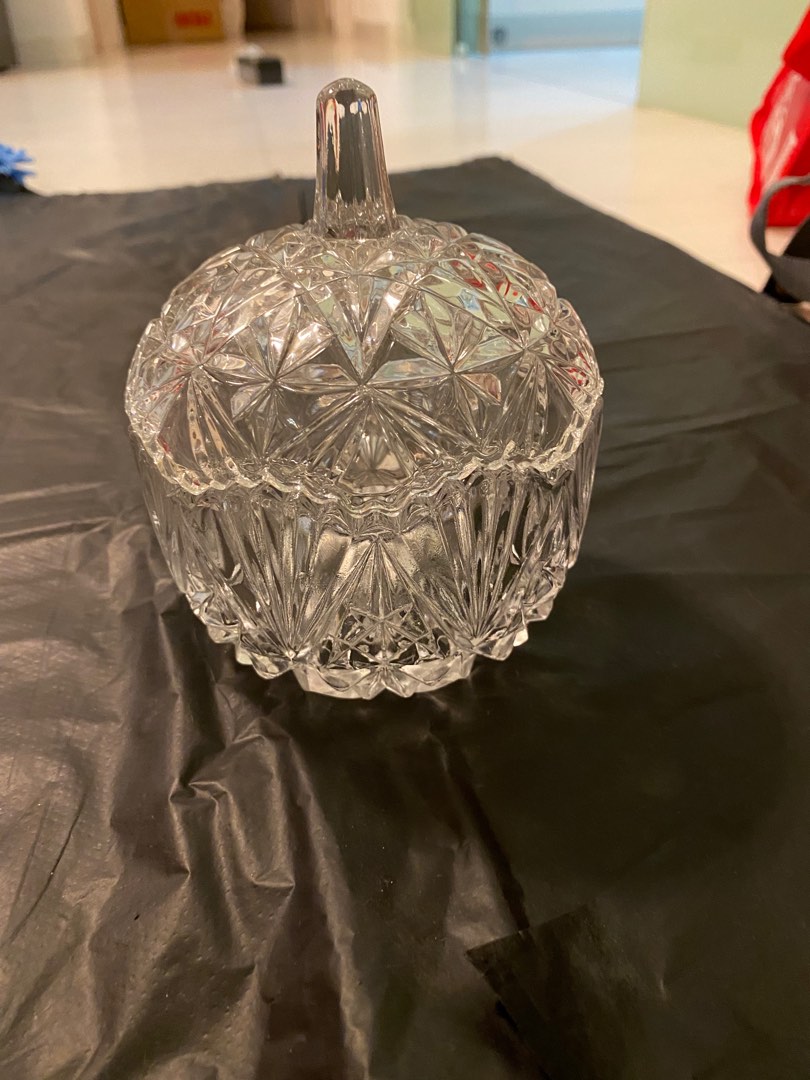 Crystal ware . Crystal bowl with a cover. 6 pieces of identical ...