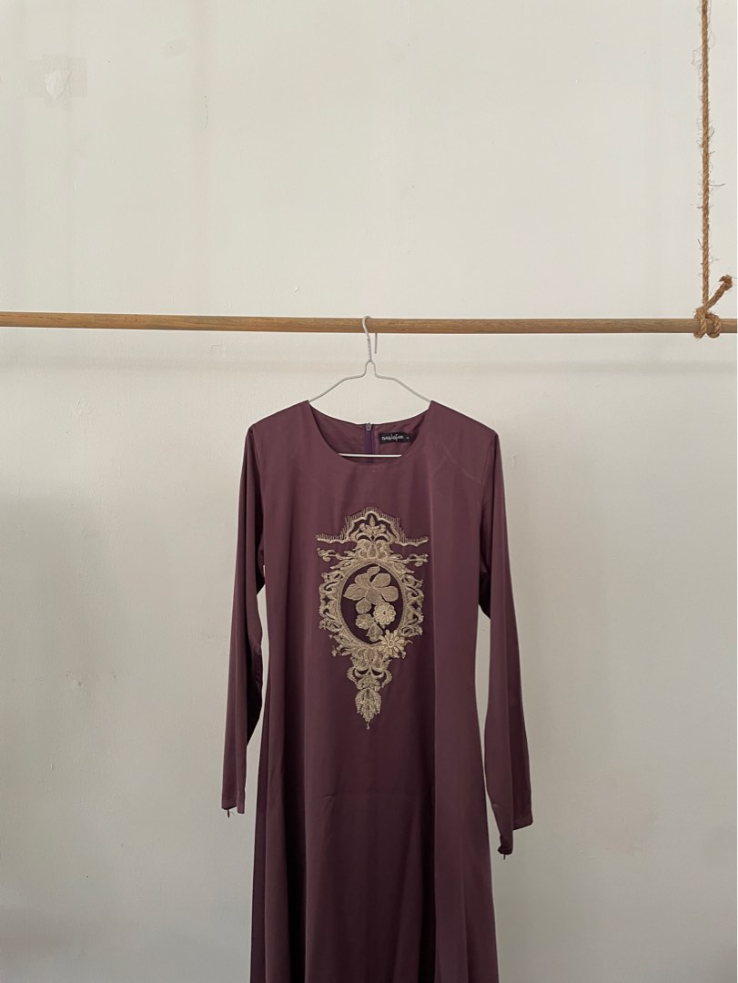 Naelofar Body Fit Jubah Purple , Women's Fashion, Muslimah Fashion ...