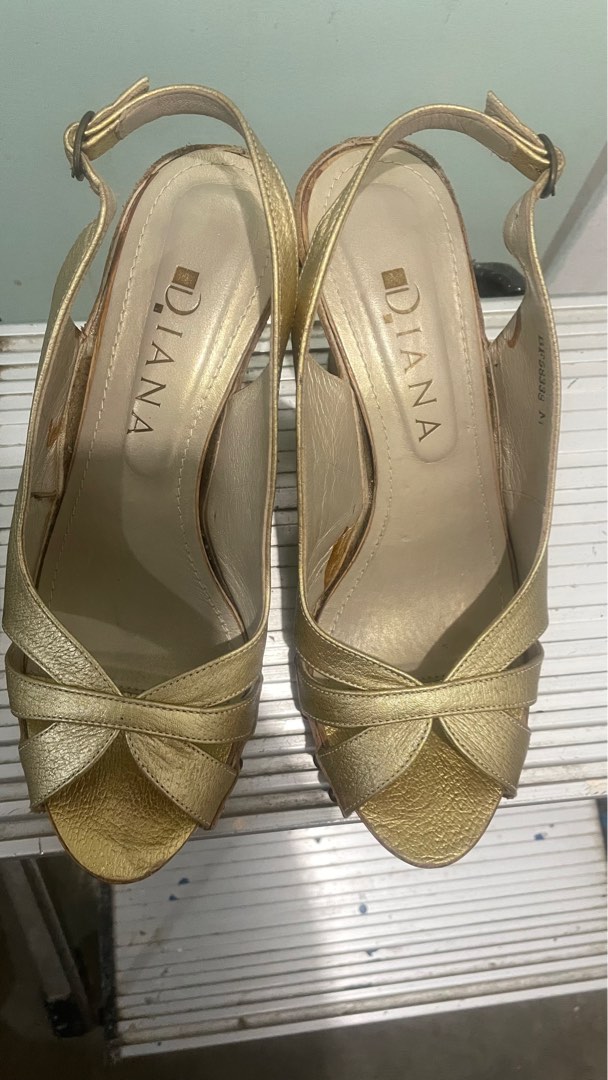 Preloved Ginza Diana Japan Gold Sandals wooden Wedge size 6, Women's ...