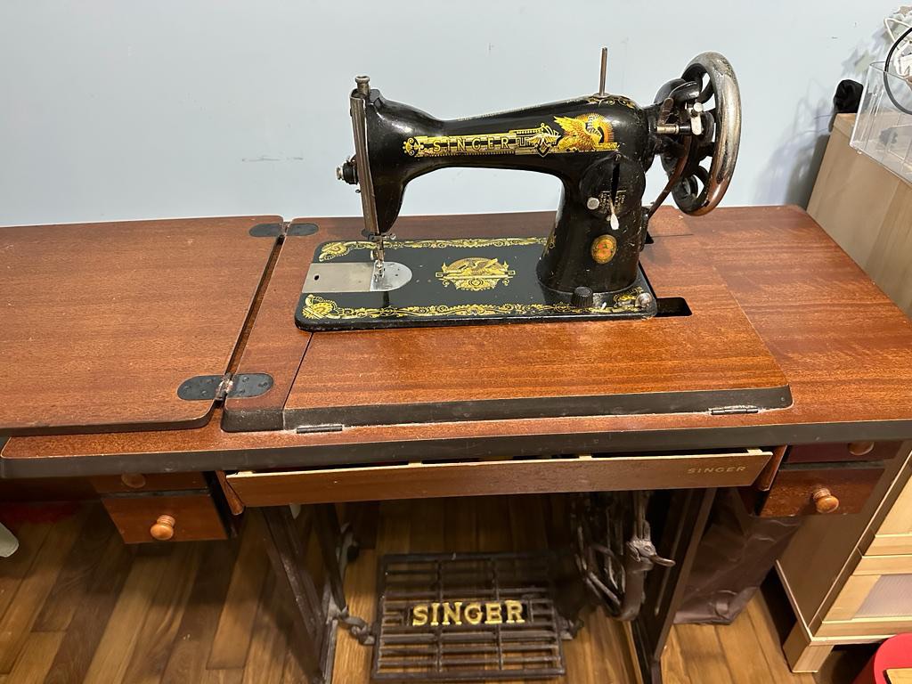 Singer Sewing machine: working, cash & carry., Hobbies & Toys ...