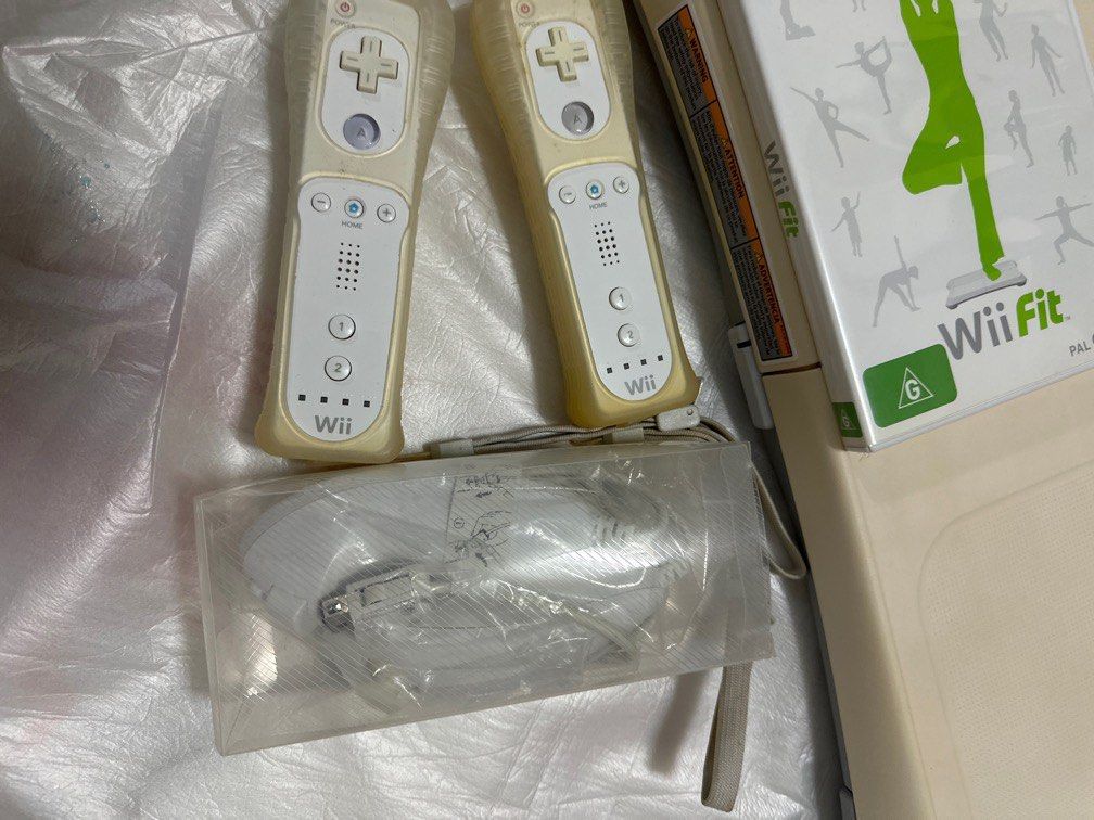 Wii controller and nunchuck, Hobbies & Toys, Toys & Games on Carousell