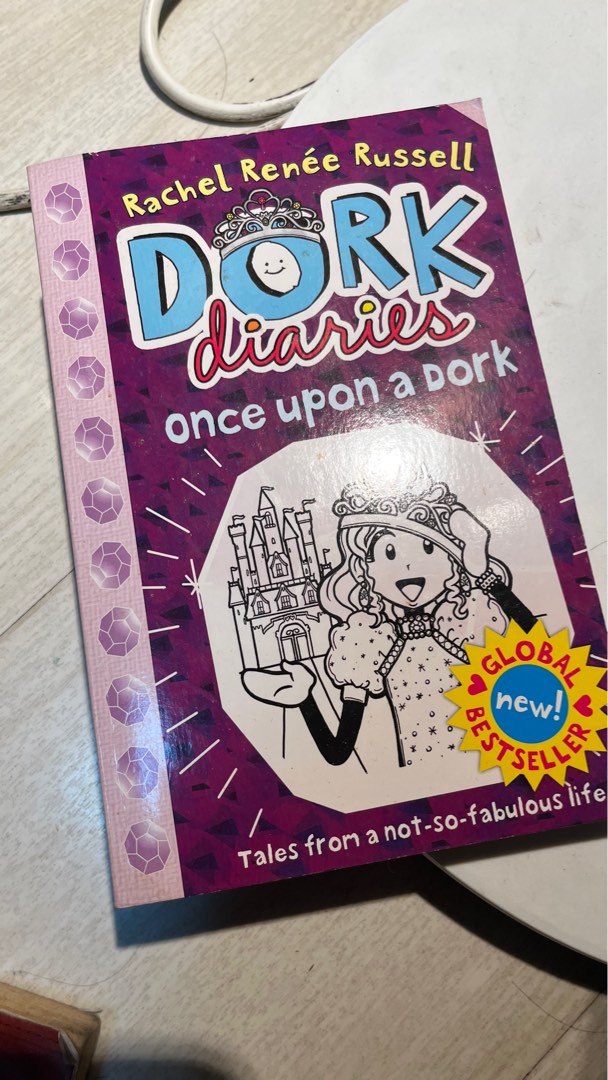 Dork Diaries by Rachel Renee Russell, 興趣及遊戲, 書本 & 文具, 小說 & 故事書 - Carousell