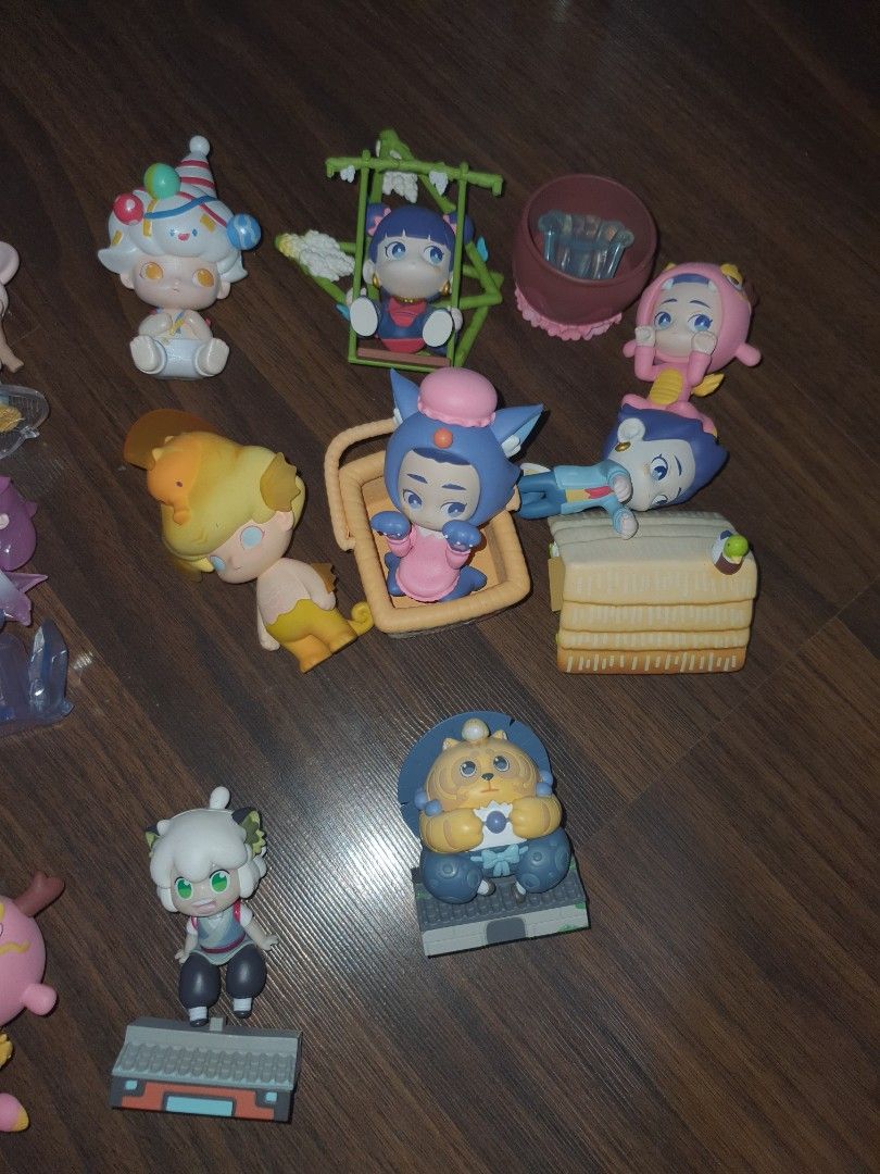 Popmart collection , bundle of everything in the image!! (14 figures ...