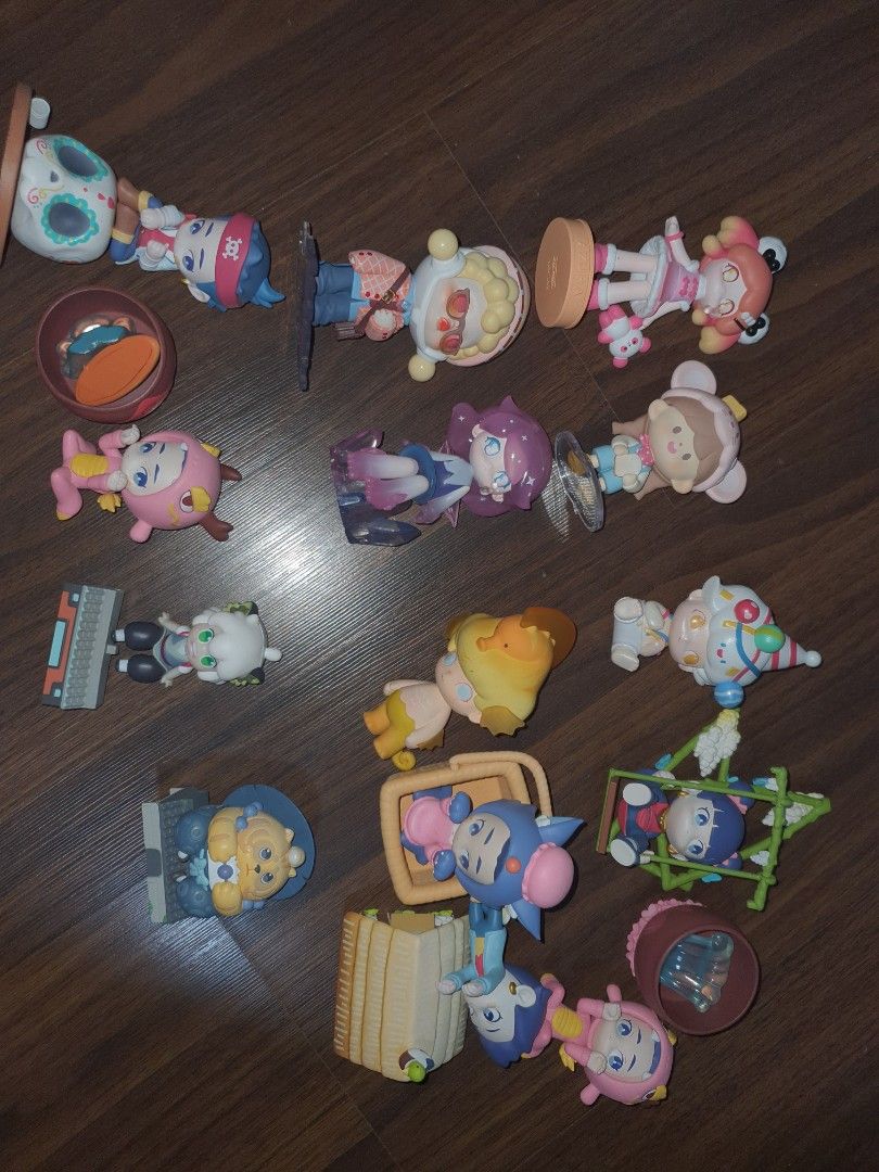Popmart collection , bundle of everything in the image!! (14 figures ...
