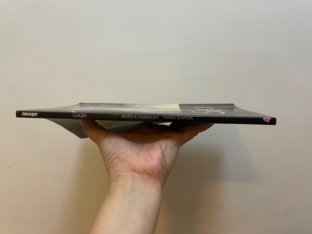 Saga vol 4 by Brian K Vaughan and Fiona Staples, 興趣及遊戲, 書本 & 文具, 漫畫 ...