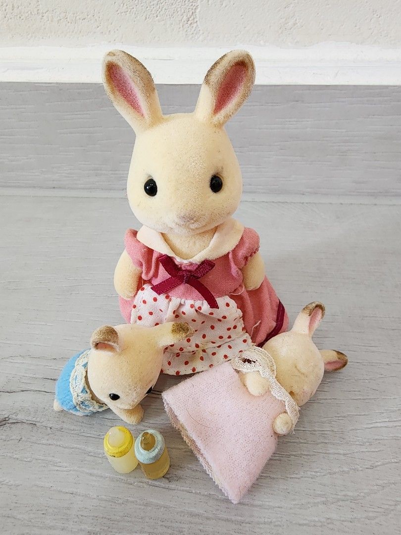 Sylvanian Families Rabbit Mother with Baby Rabbit Figiurines, Hobbies ...