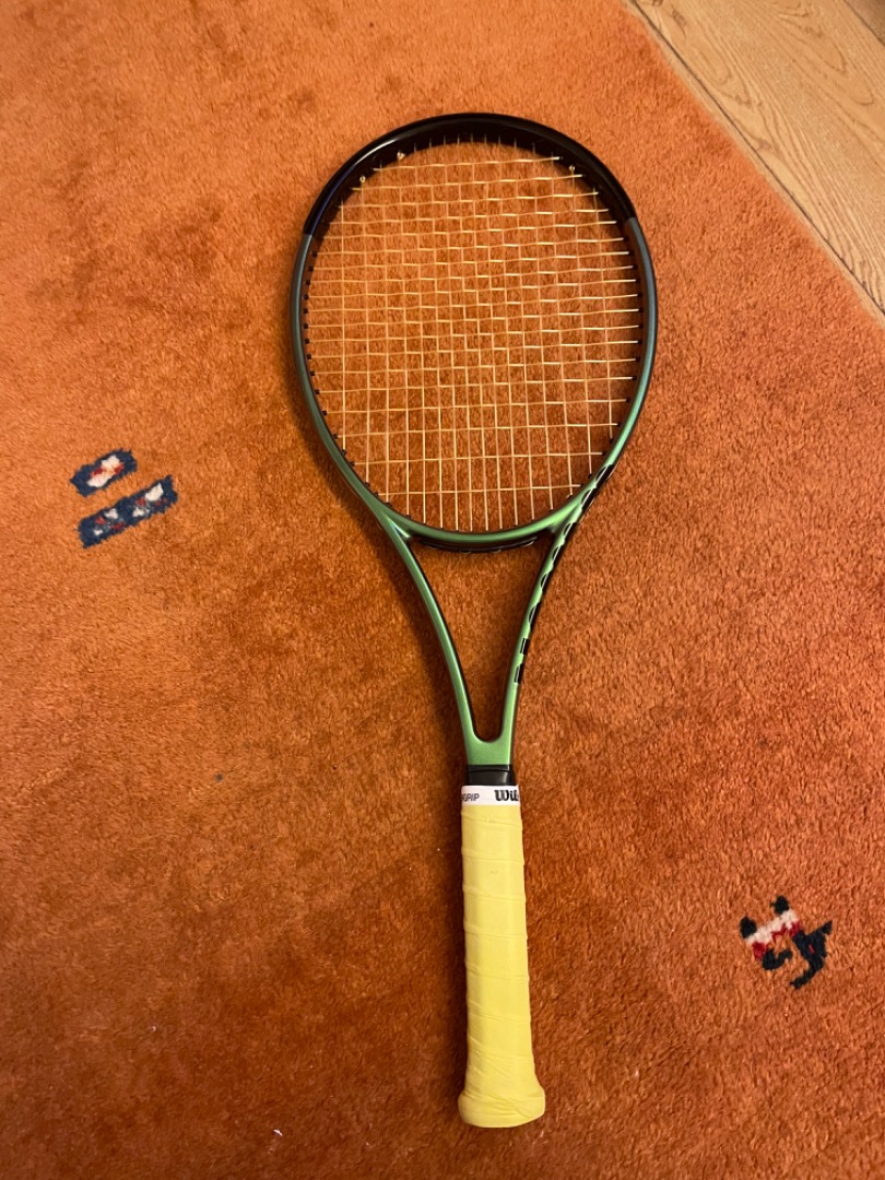 Wilson Blade Pro v8 16x19 Grip 3, 運動產品, 運動與體育, 運動與體育 - 球拍和球類運動 - Carousell