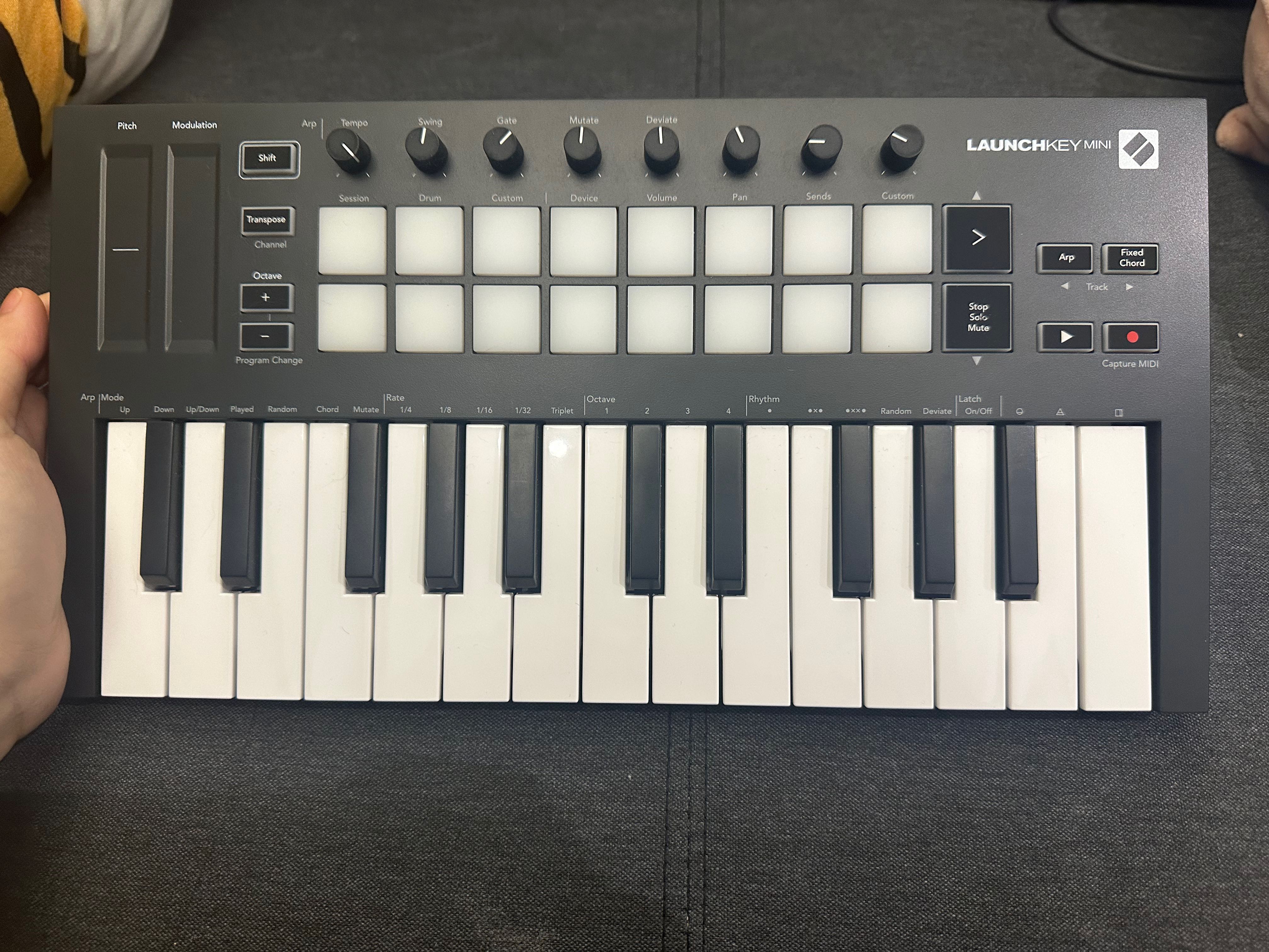Launchkey Mini MK3, 興趣及遊戲, 音樂、樂器 & 配件, 樂器 - Carousell