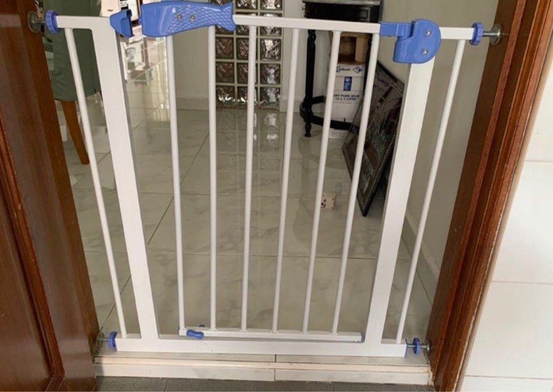Safety gate baby gate, Babies & Kids, Baby Nursery & Kids Furniture ...