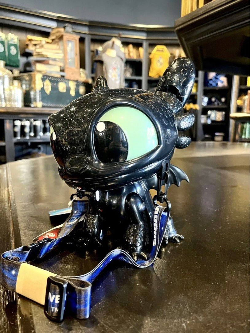 Universal Studios Toothless Popcorn Bucket (Light up eyes and moveable ...