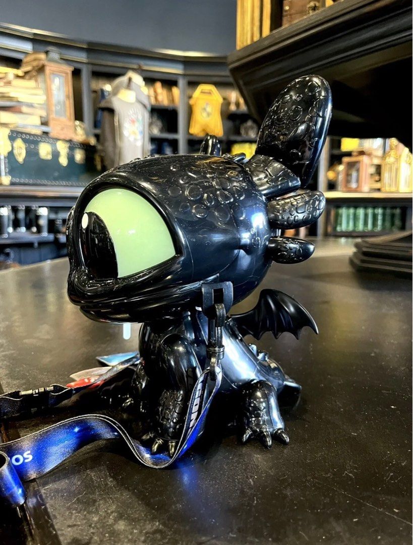 Universal Studios Toothless Popcorn Bucket (Light up eyes and moveable ...