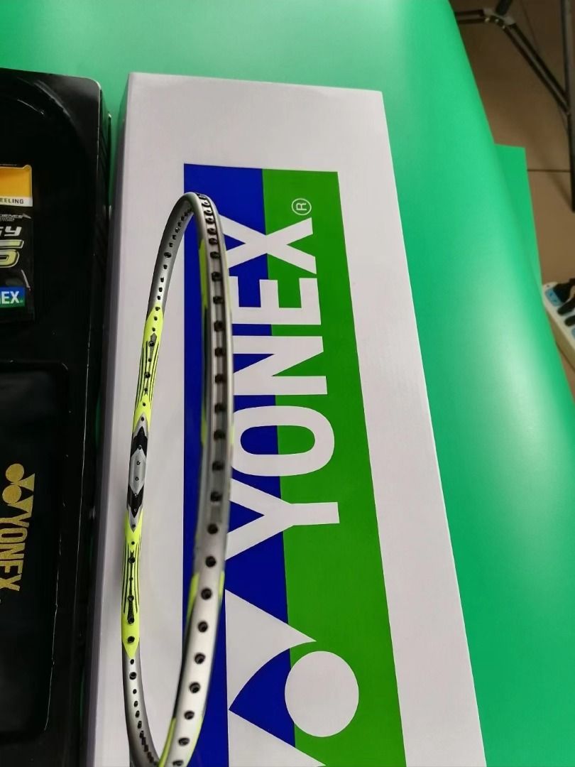 yonex弓箭7pro銀黃配色全碳素進攻型羽毛球拍, 運動產品, 運動與體育, 運動與體育 - 球拍和球類運動 - Carousell