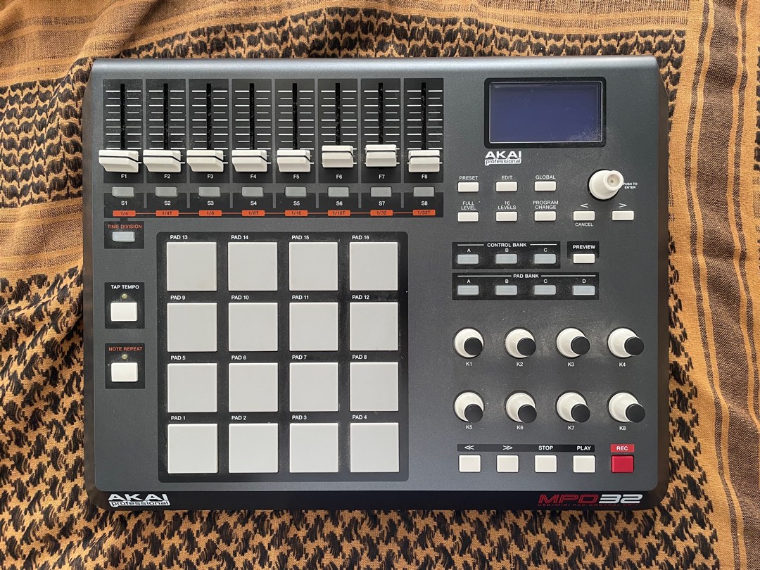 AKAI MIDI Controller MPD32, 興趣及遊戲, 音樂、樂器 & 配件, 樂器 - Carousell