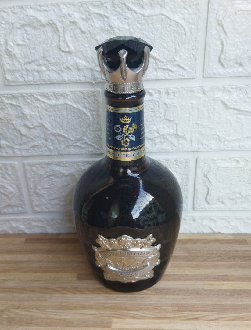 Botol bekas miras Royal Salute 32 Years 500ml, Antik, Pajangan di Carousell