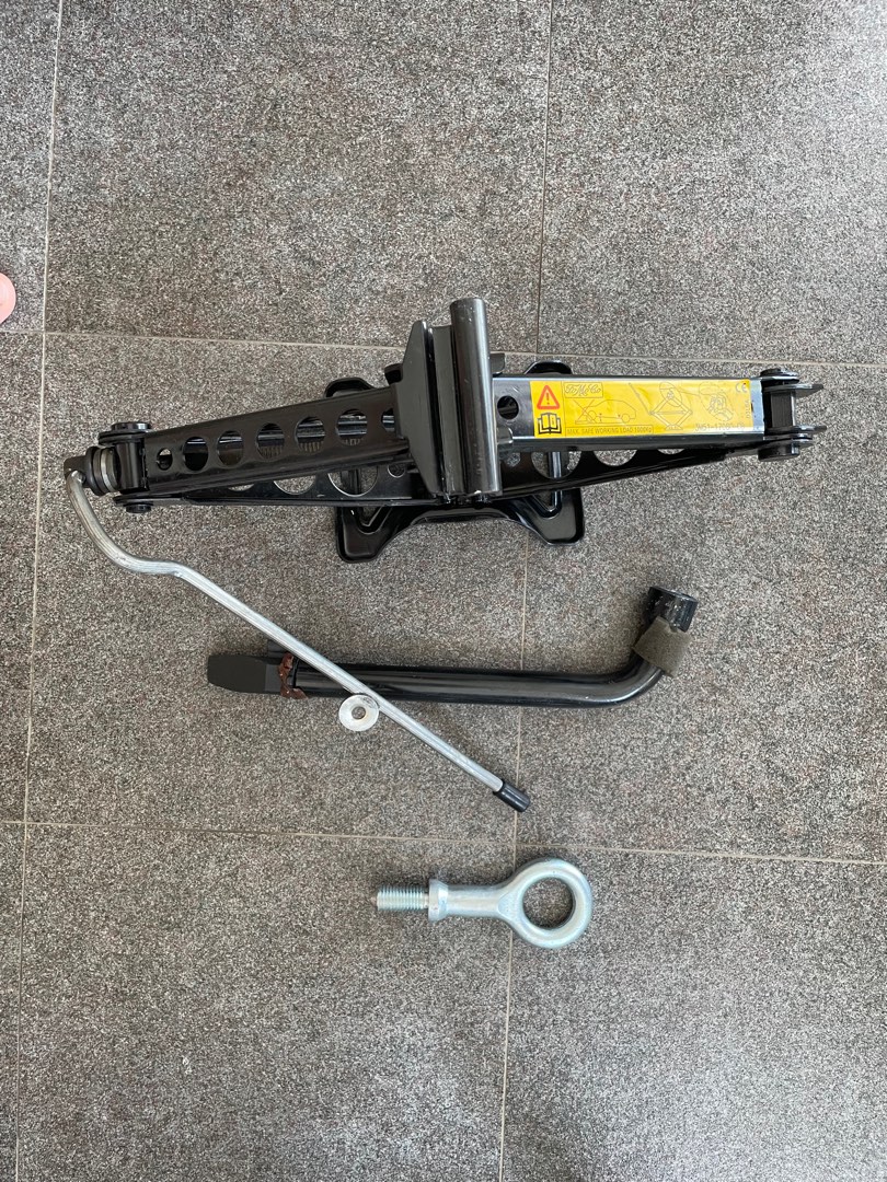Car Jack + Tow hook, Car Accessories, Accessories on Carousell