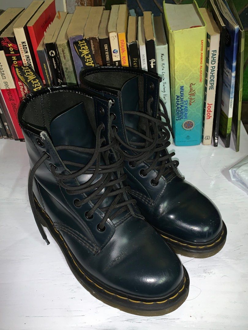 dr martens docmart 1460 navy made in vietnam, Fesyen Pria, Sepatu , Sepatu Boot di Carousell